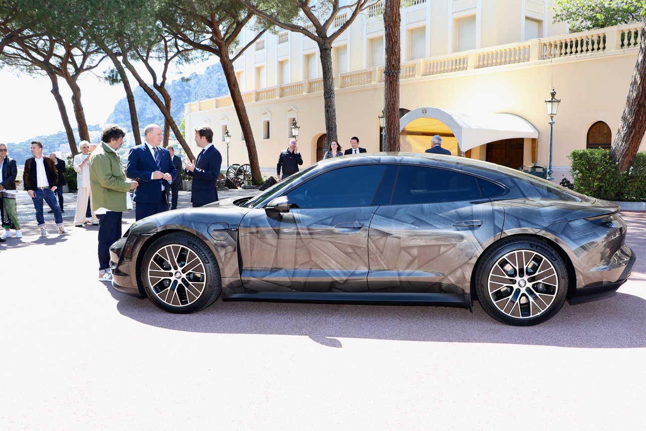 IL PRINCIPE SVELA LA PORSCHE ELETTRICA DECORATA DA BEZZINA